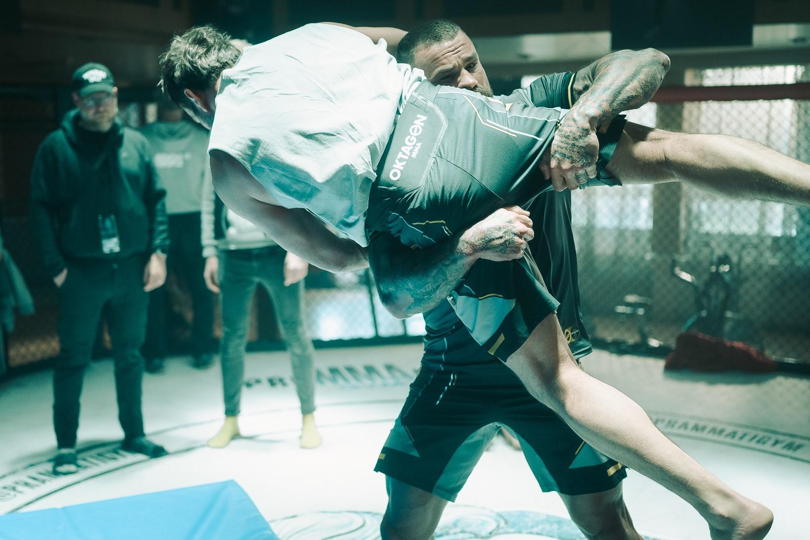 Bojovník: Karlos Vémola připravovaném MMA dramatu